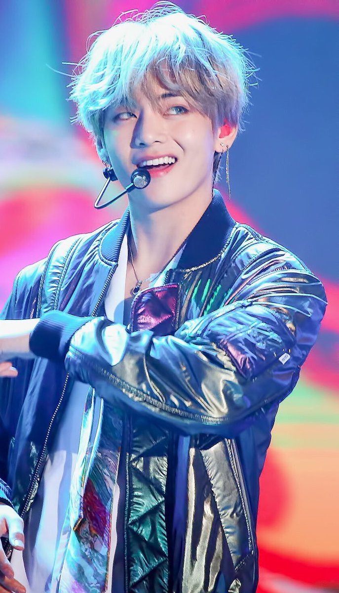 Just 20+ Pictures of BTS's V Smirking And Grinning His Way Into Your ...