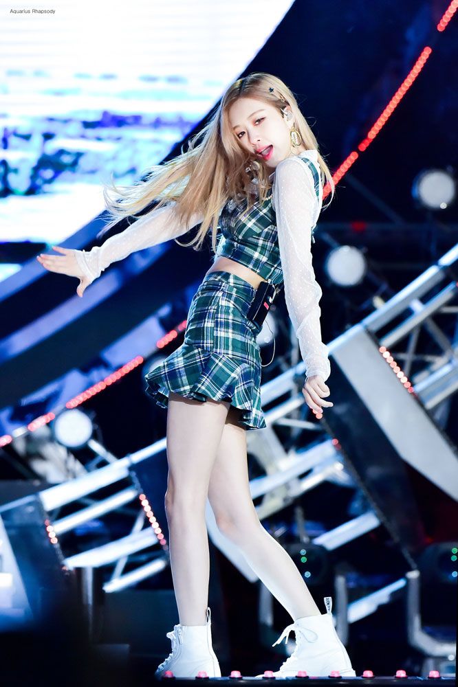 10 Times BLACKPINK's Rosé Blew Fans Away With Her Endless Legs - Koreaboo