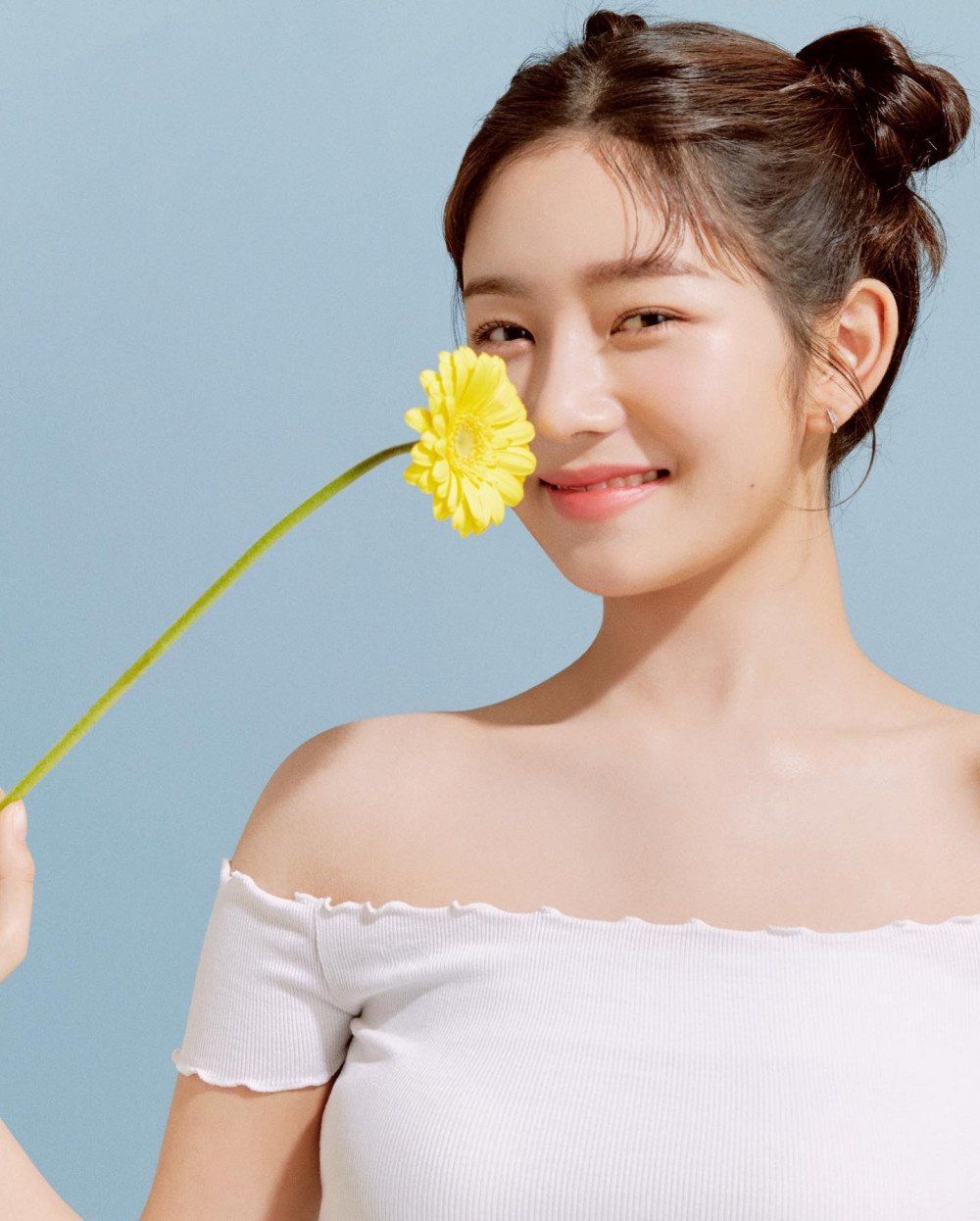 IVE's Rei Bares Her Forehead With Close To No Makeup For A Photoshoot ...