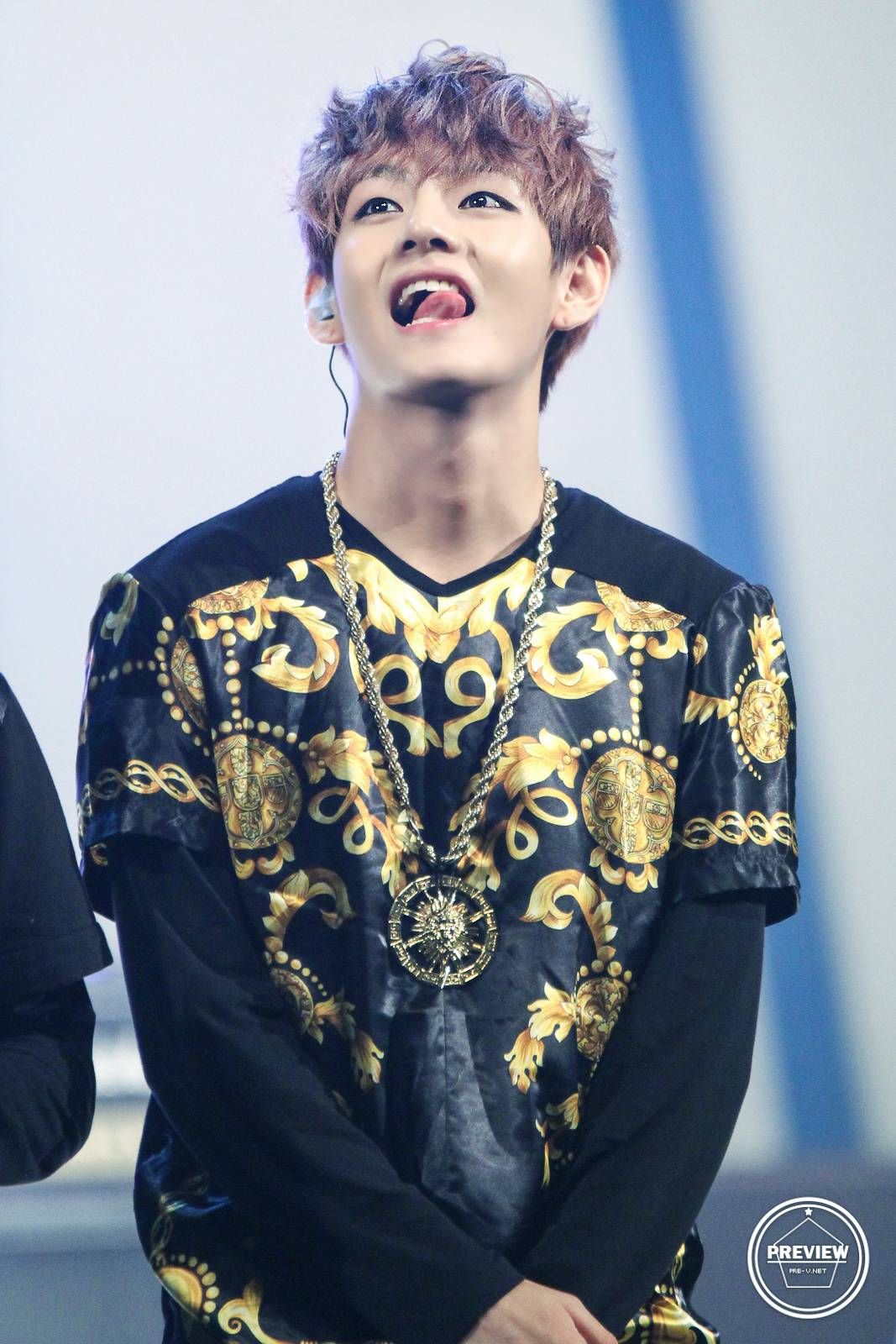 Just 20+ Pictures of BTS's V Smirking And Grinning His Way Into Your ...