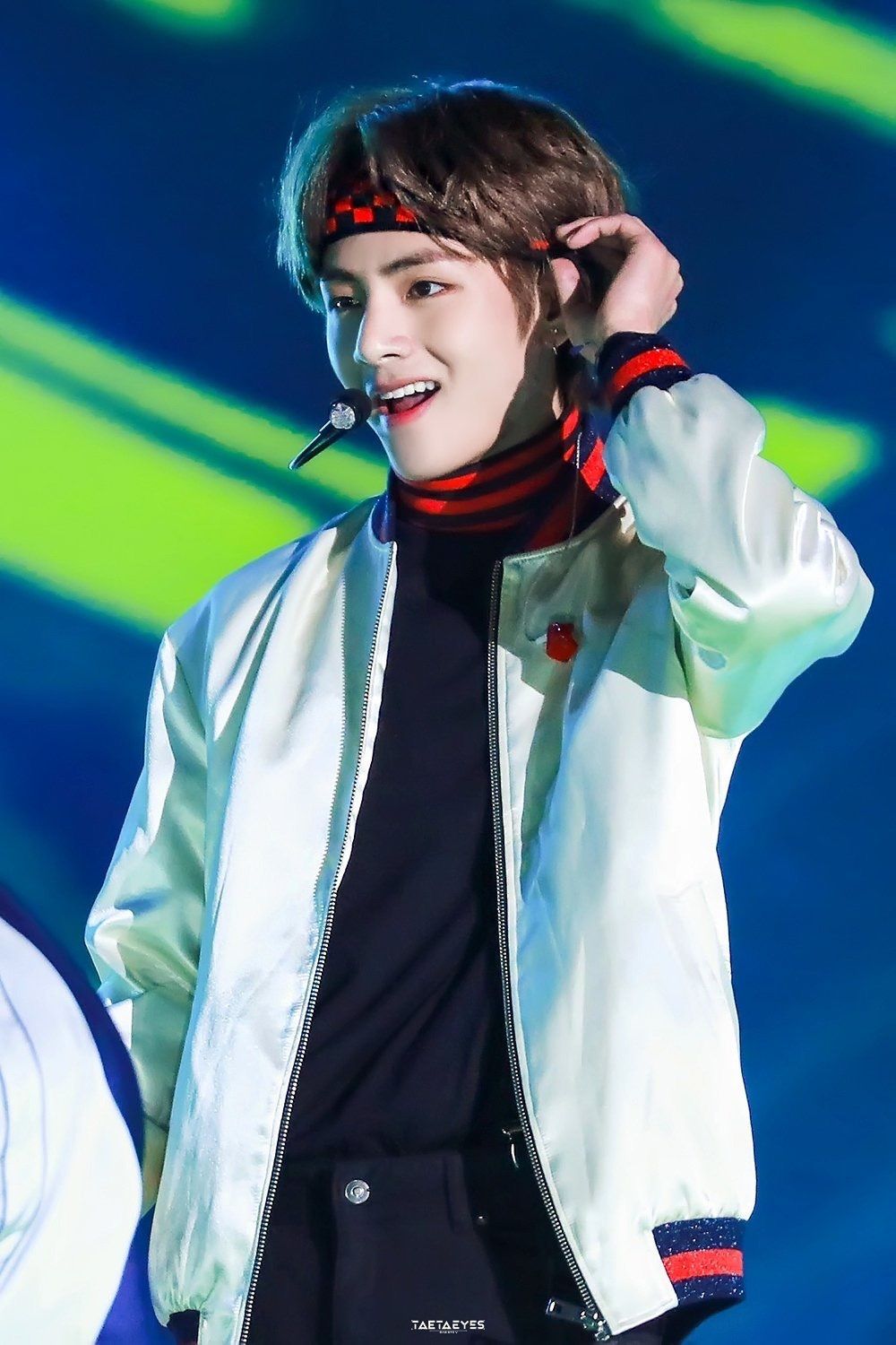 Just 20+ Pictures of BTS's V Smirking And Grinning His Way Into Your ...