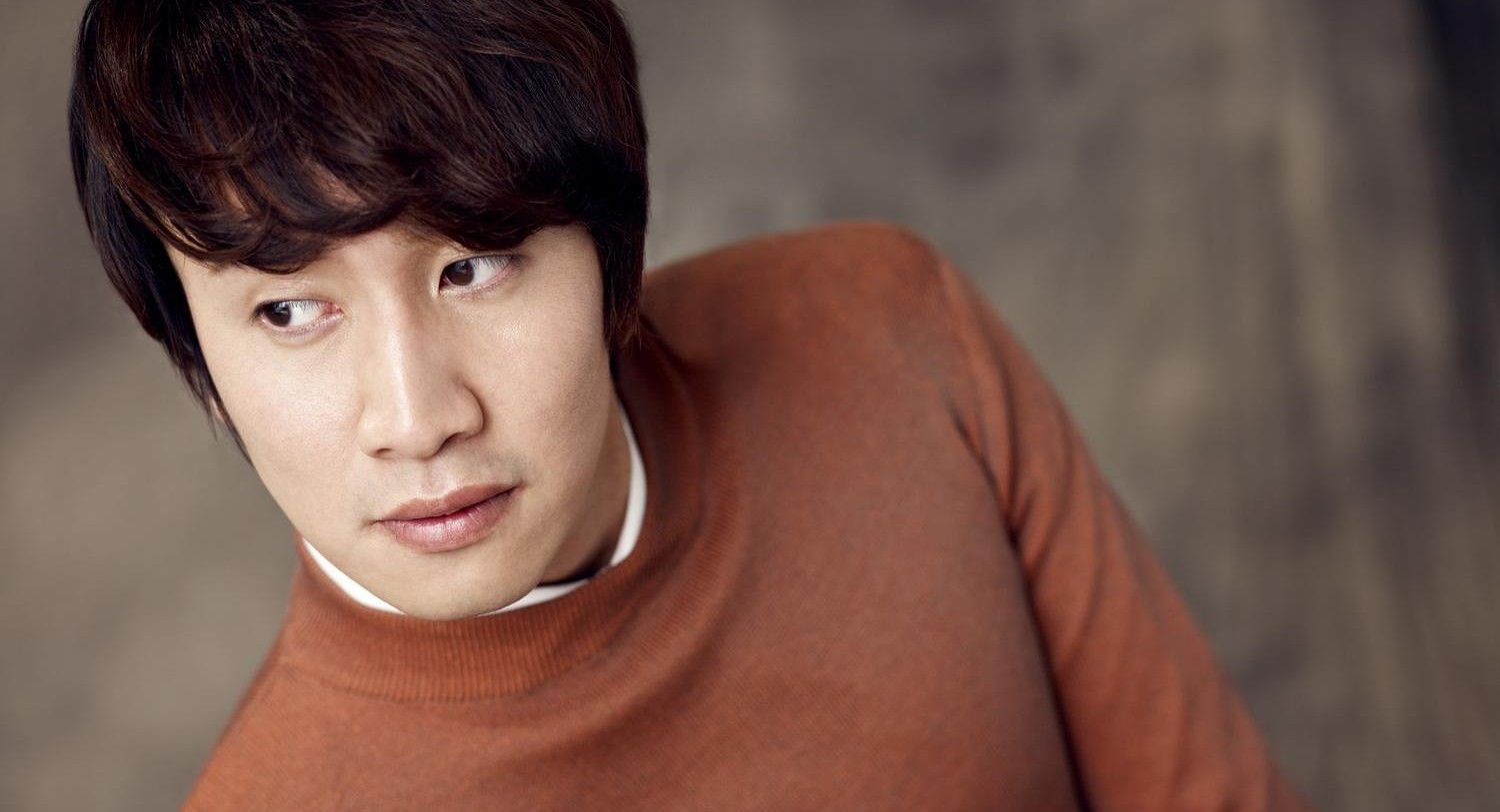 Lee Kwang Soo catches attention after showing off his abs