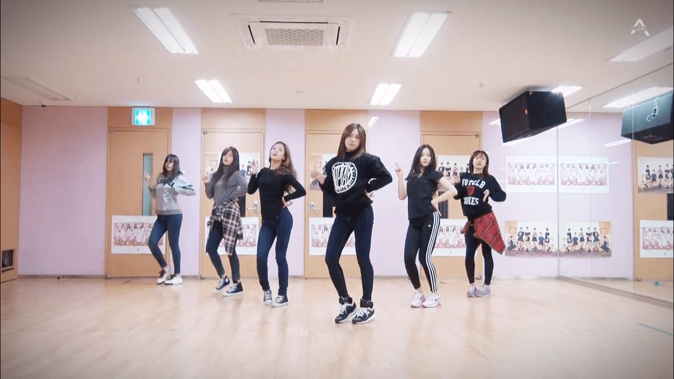 Apink releases dance practice video for "LUV"