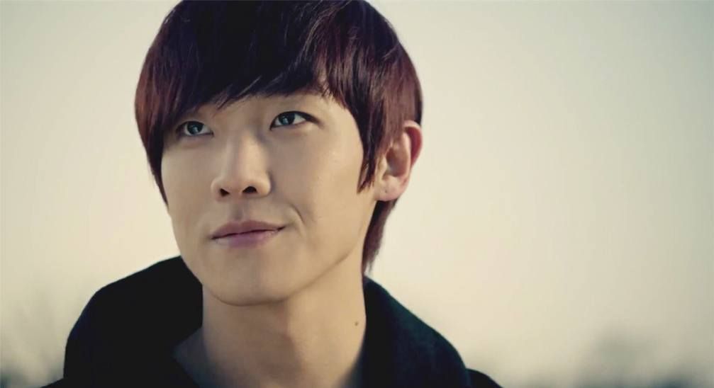 Lee Joon surrounded by reporters in cameo for "Pinocchio"