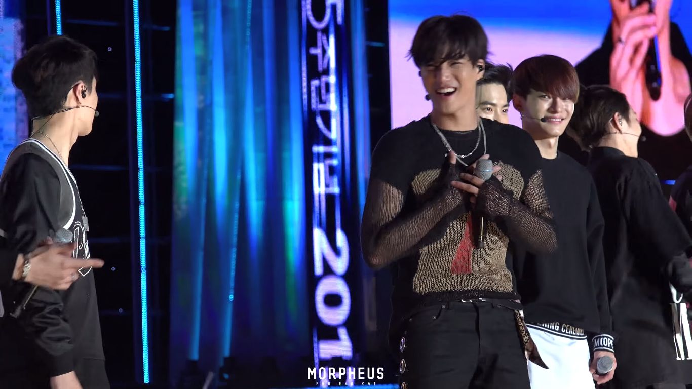 Kai and Lay caught teasing fans with choreography for EXO's "Love Me Right"