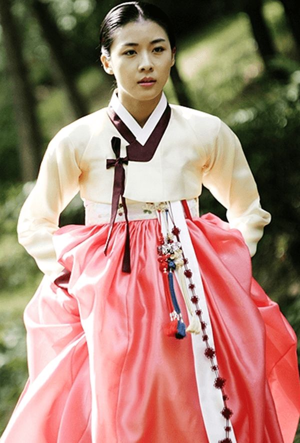 Dispatch names the Top 10 actresses who look drop dead gorgeous in hanboks