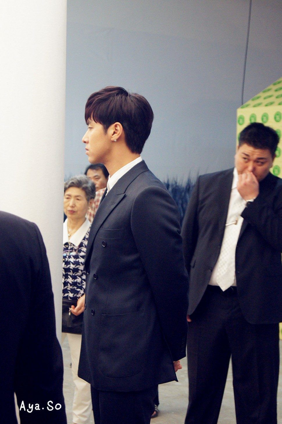 Netizens compile pictures of a security guard nick named "mom"