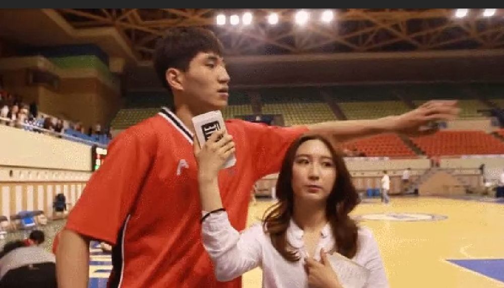 Basketball player saves reporter with lighting quick reflexes - Koreaboo