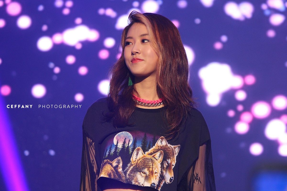 Gayoon makes first public appearance at college graduation since ...