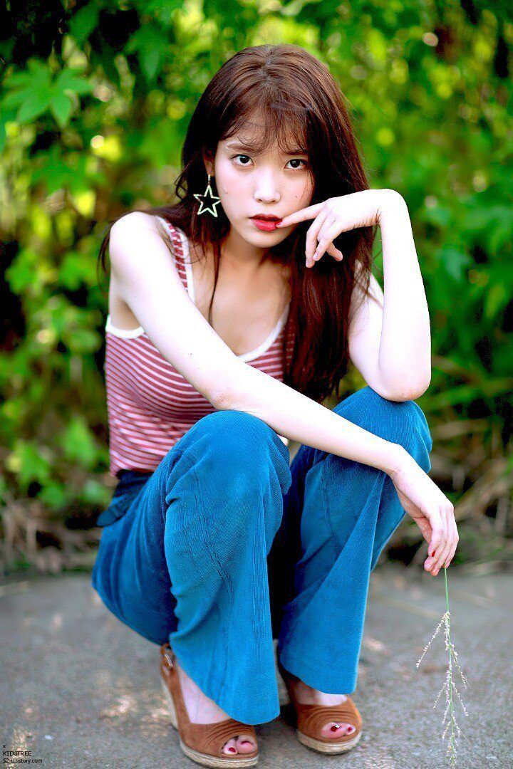 IU dresses up like a hippie in this 70s themed photoshoot you never ...