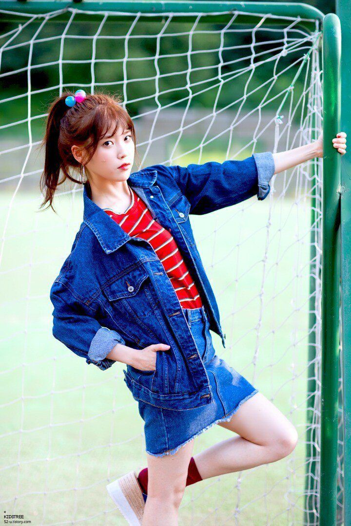 IU dresses up like a hippie in this 70s themed photoshoot you never ...