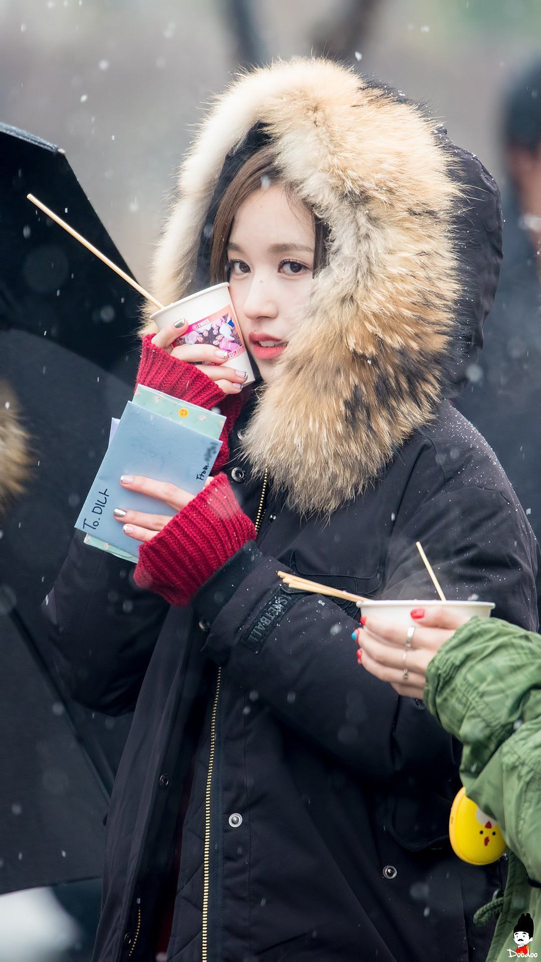 Fans capture heartwarming photos of TWICE during Korea's first snowfall ...