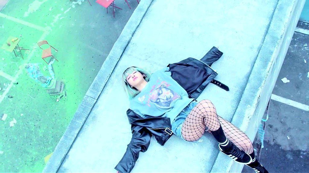 9 Photos reveal how tall BLACKPINK Lisa really is - Koreaboo