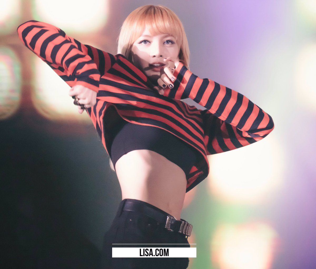 BLACKPINK Lisa reveals her sexy toned abs at latest performance - Koreaboo
