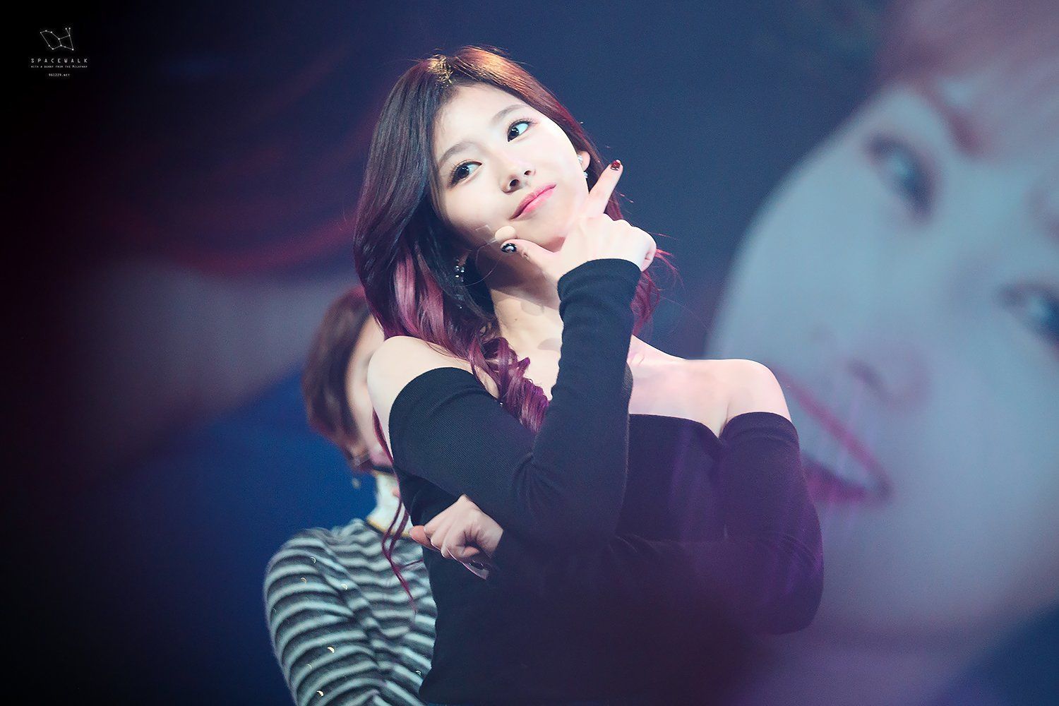 6 Amazing Pictures Of Sana's Sexy Shoulder Outfit - Koreaboo