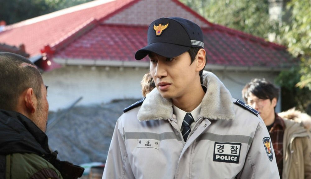 Lee Kwang Soo shows off his manliness with an amazing feat of strength ...