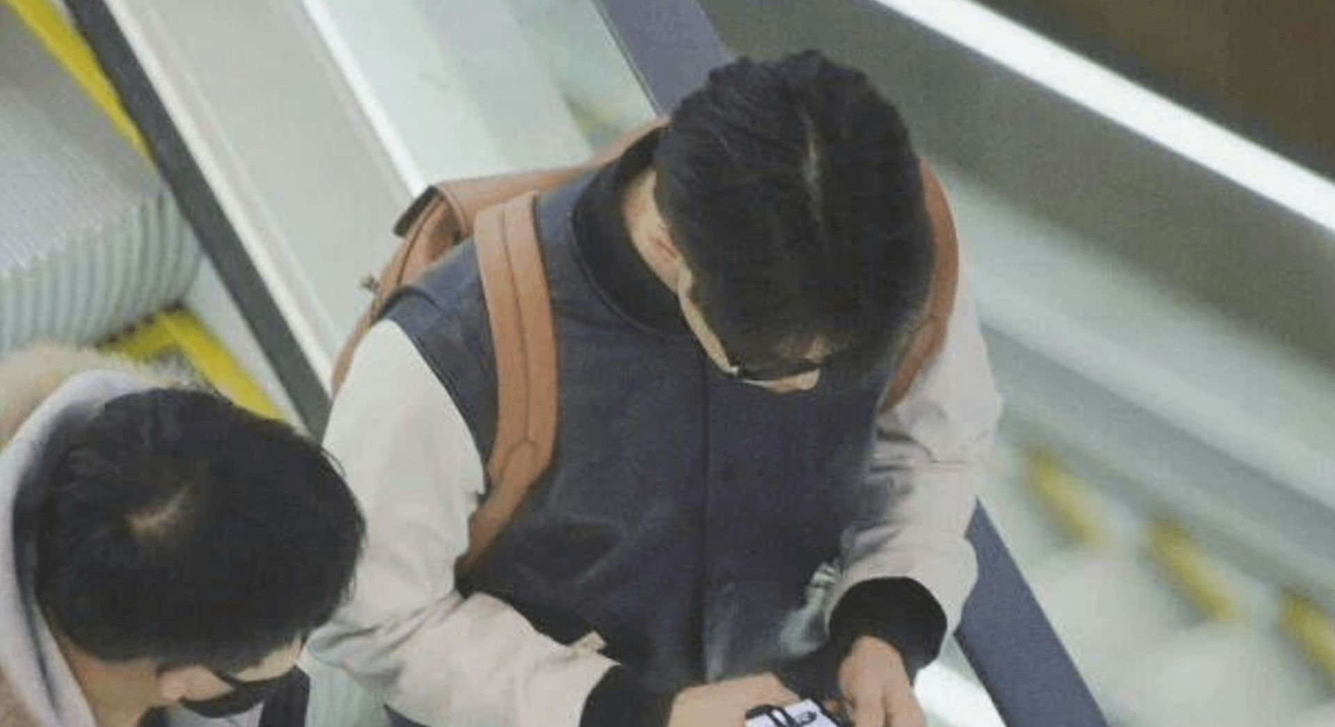 SHINee Minho Caught Checking Out His Own Paparazzi Pictures - Koreaboo