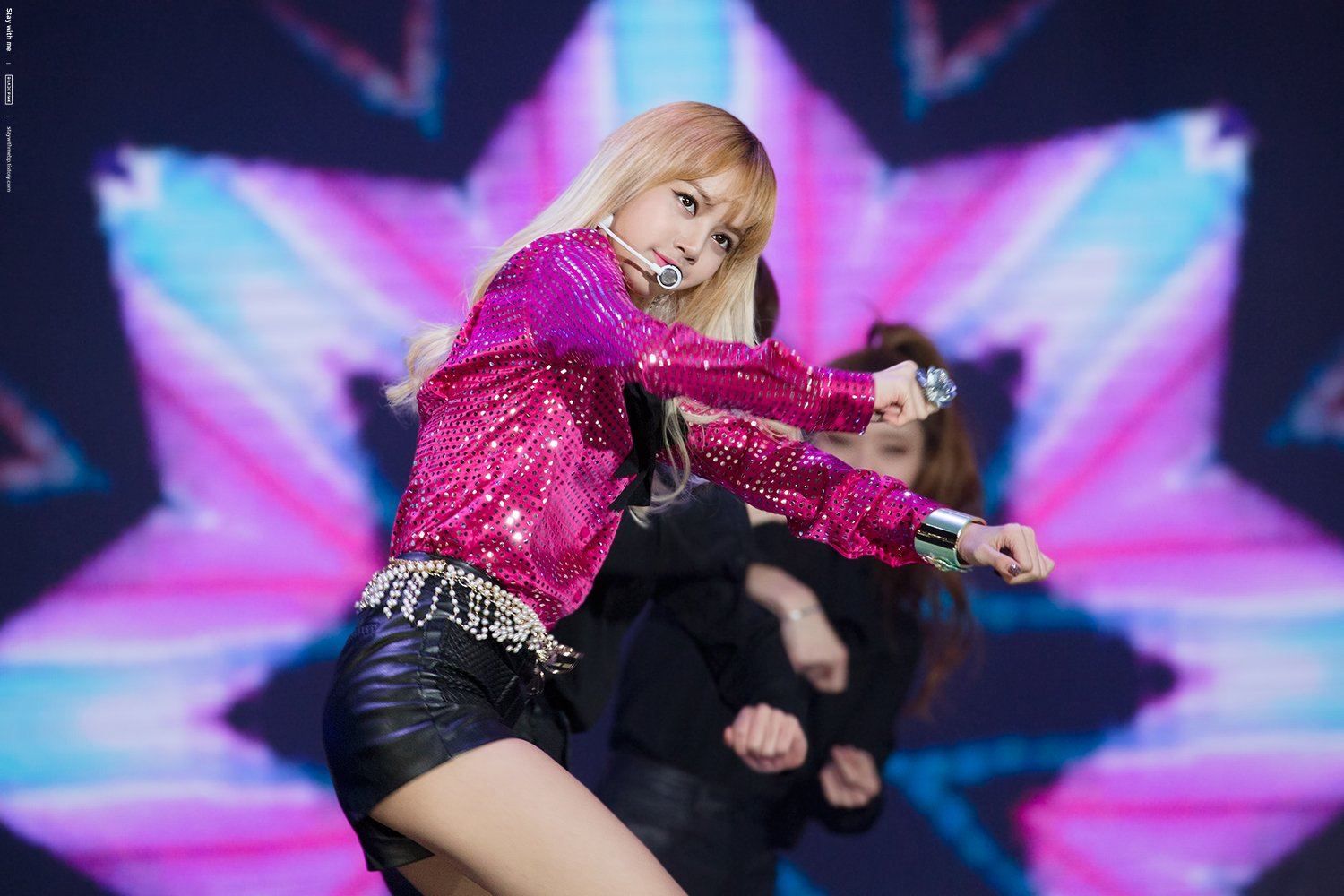 These photos show BLACKPINK’s Lisa is still not used to having this ...