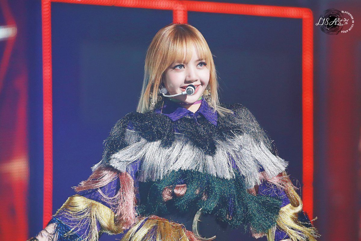 Fans Can't Get Enough Of Lisa In This Rainbow Colored Outfit - Koreaboo