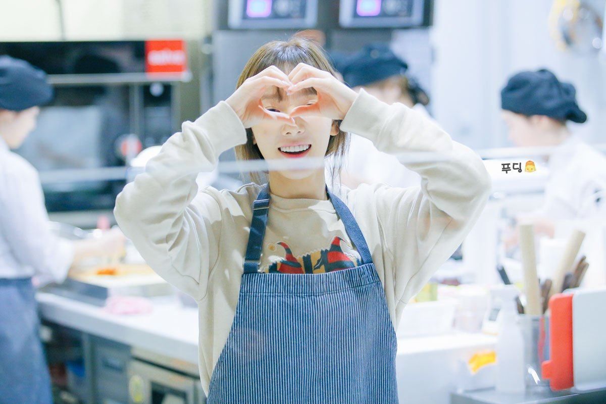 This is how Taeyeon feels about the "finger heart" trend - Koreaboo