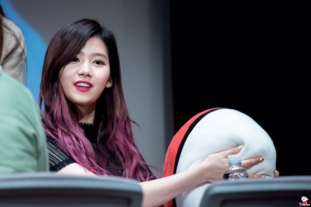 Fans claim TWICE Sana's butt looks huge in these jeans - Koreaboo