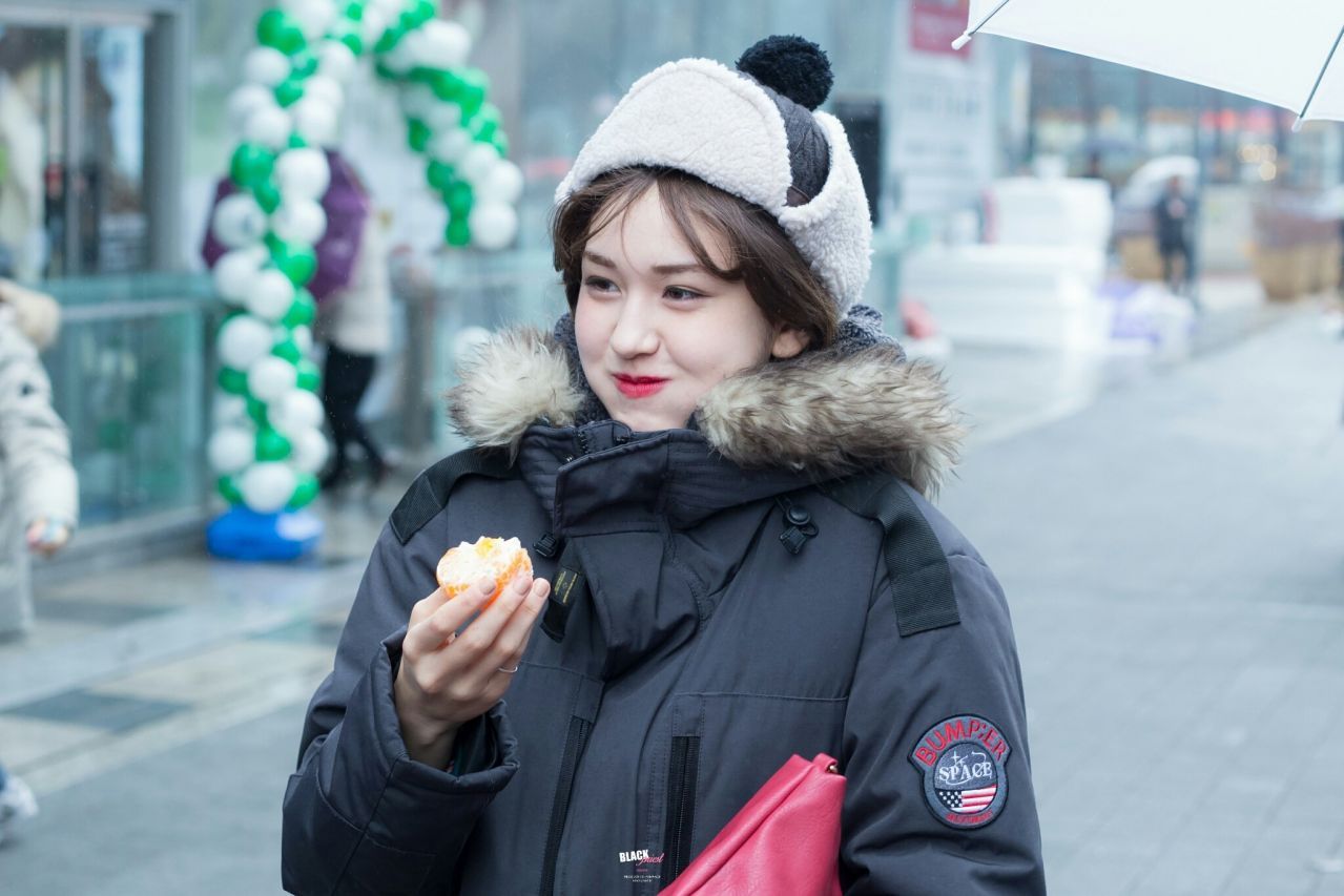 Somi’s Dad gave her a birthday surprise she was NOT prepared for - Koreaboo