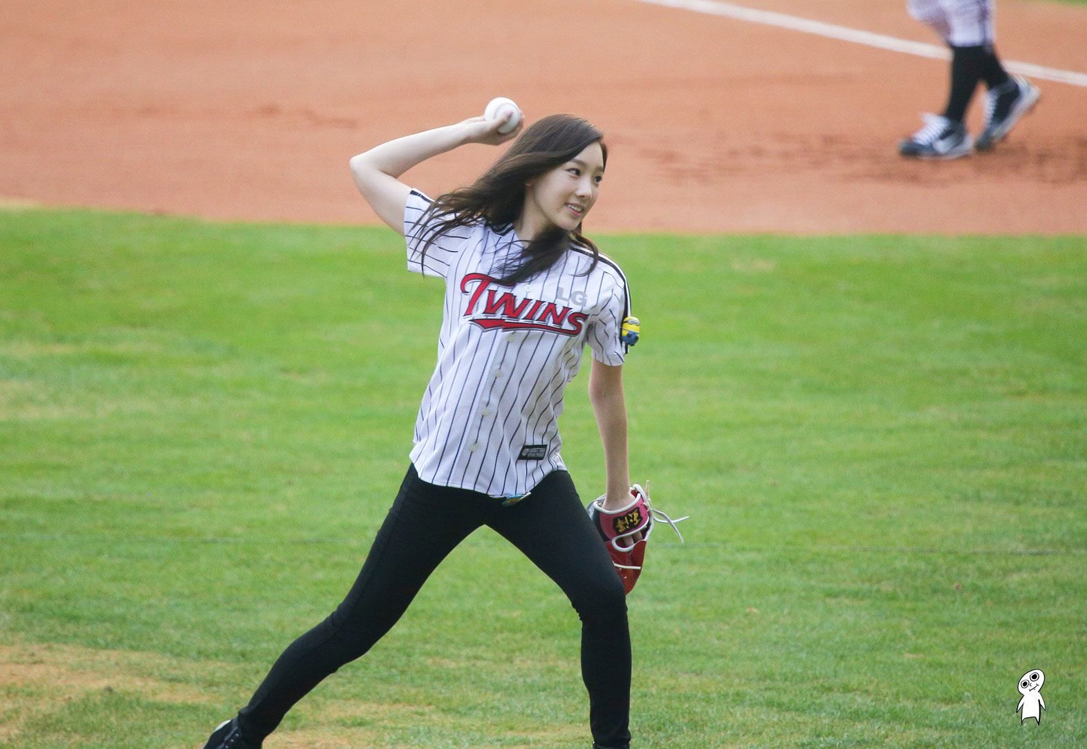 7 Female Idols Who Surprised Fans With Their Baseball Skills - Koreaboo
