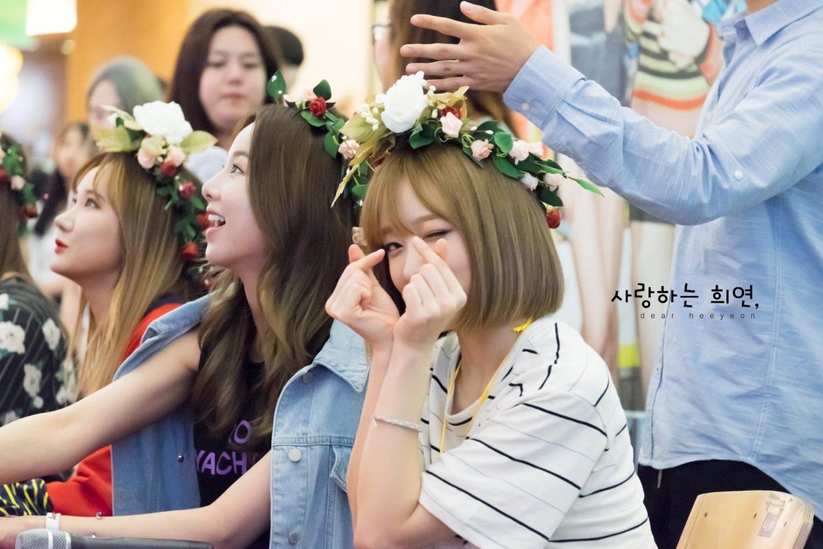 5 Different Ways Idols Make Heart Signs For Fans - Koreaboo