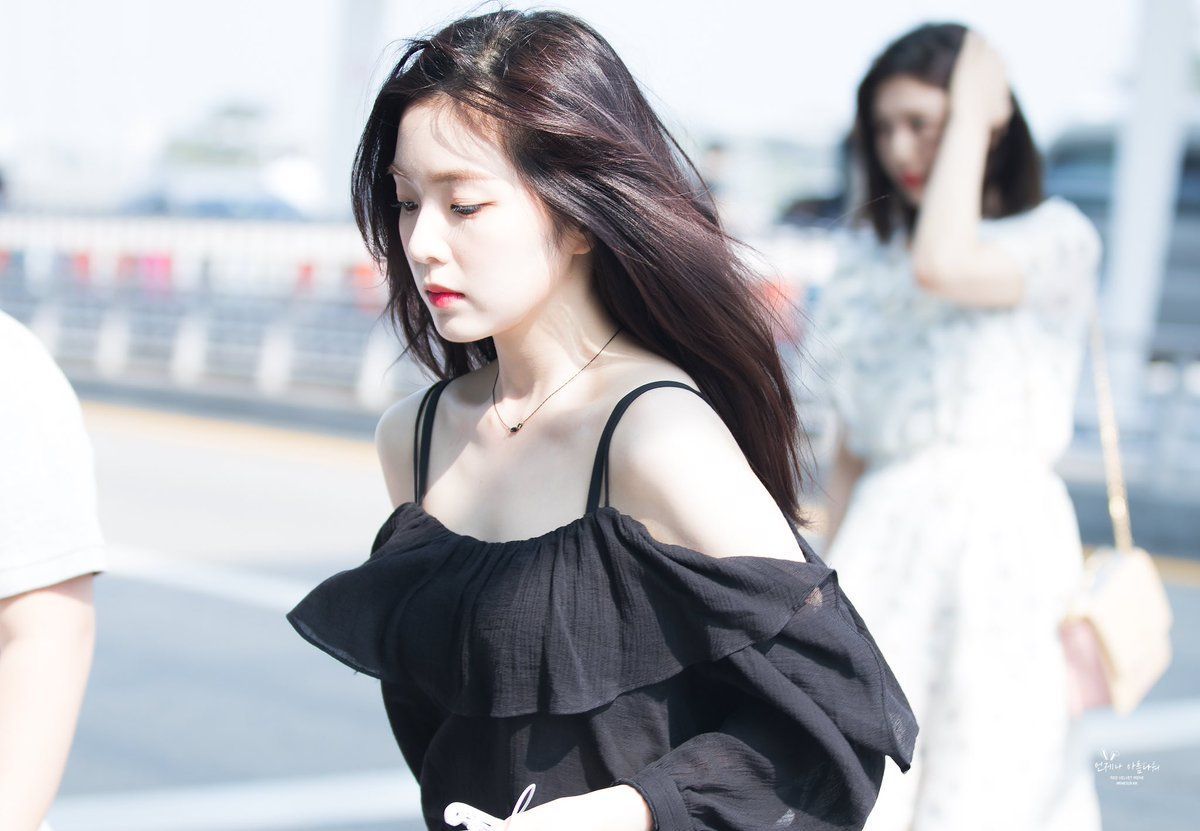A rare moment when Irene revealed skin in public - Koreaboo