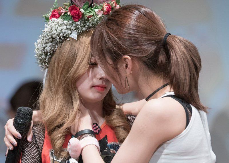 TWICE's Dahyun tests out Momo's rock-hard abs - Koreaboo