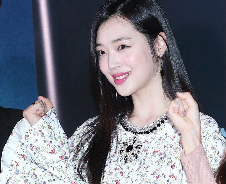 Sulli Spent Almost $70,000 In One Day On These Three Outfits - Koreaboo
