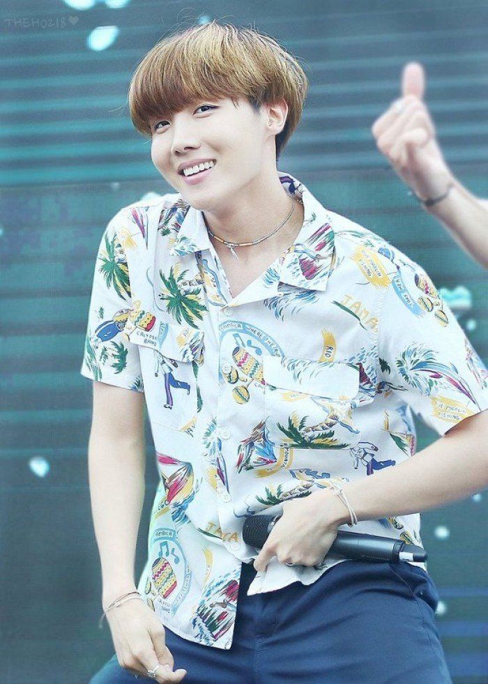 14 Times Idols Wore Hawaiian Shirts As If They Were Super Stylish ...