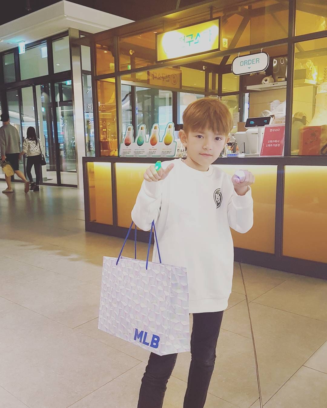 This SM Kids model looks exactly like NCT Taeyong's younger version ...