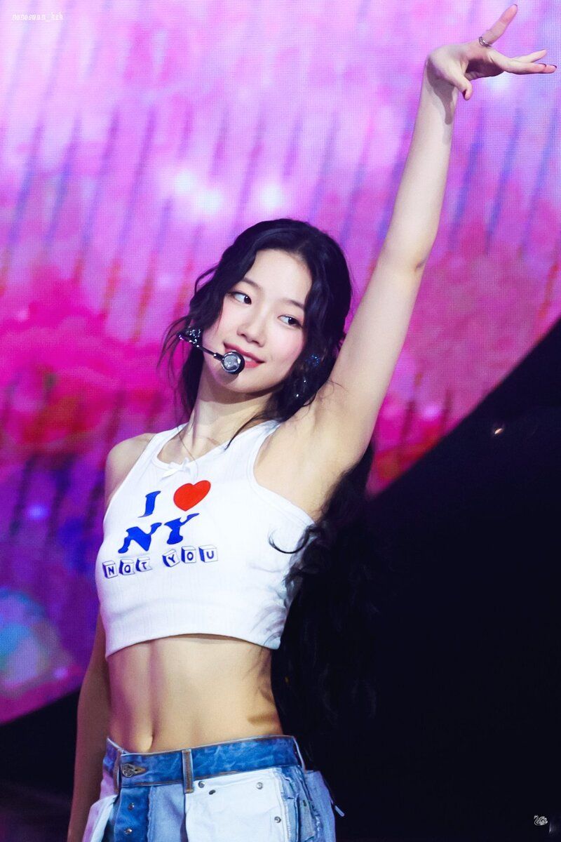 LE SSERAFIM's Kazuha Shows Off Extremely Toned Upper Body In Recent Performance - Koreaboo