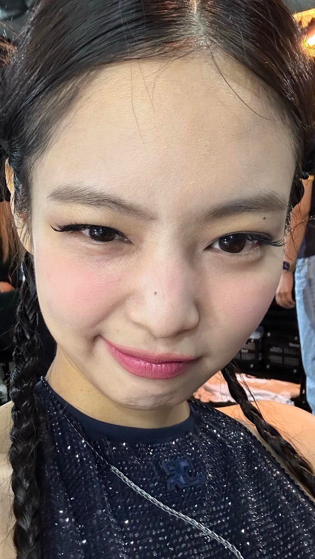 Netizens Awed By Candid, Close-Up Photo Of BLACKPINK Jennie's Natural ...