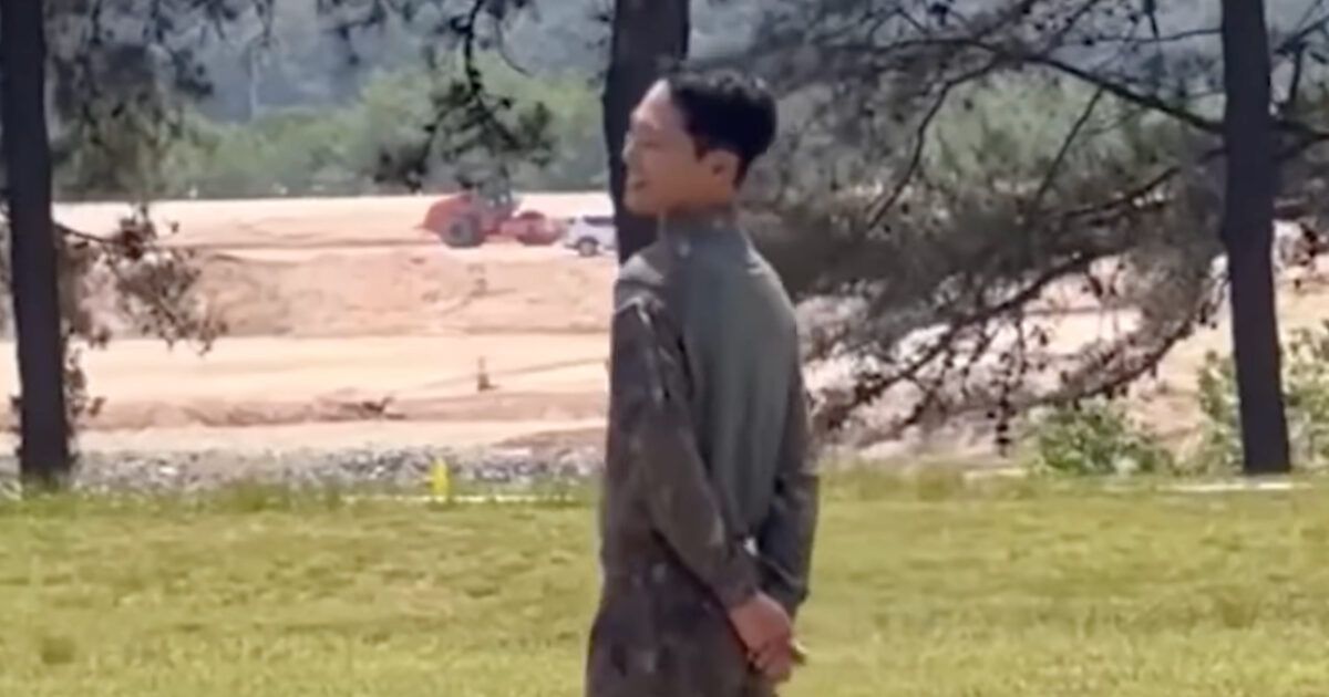 Korean Soldier Goes Viral For "Serving" In The Military - Koreaboo