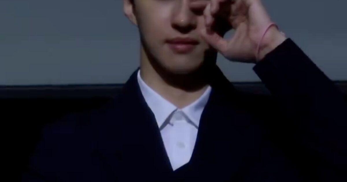 K-Pop Idol Crying During Fan Sign Event Goes Viral - Koreaboo