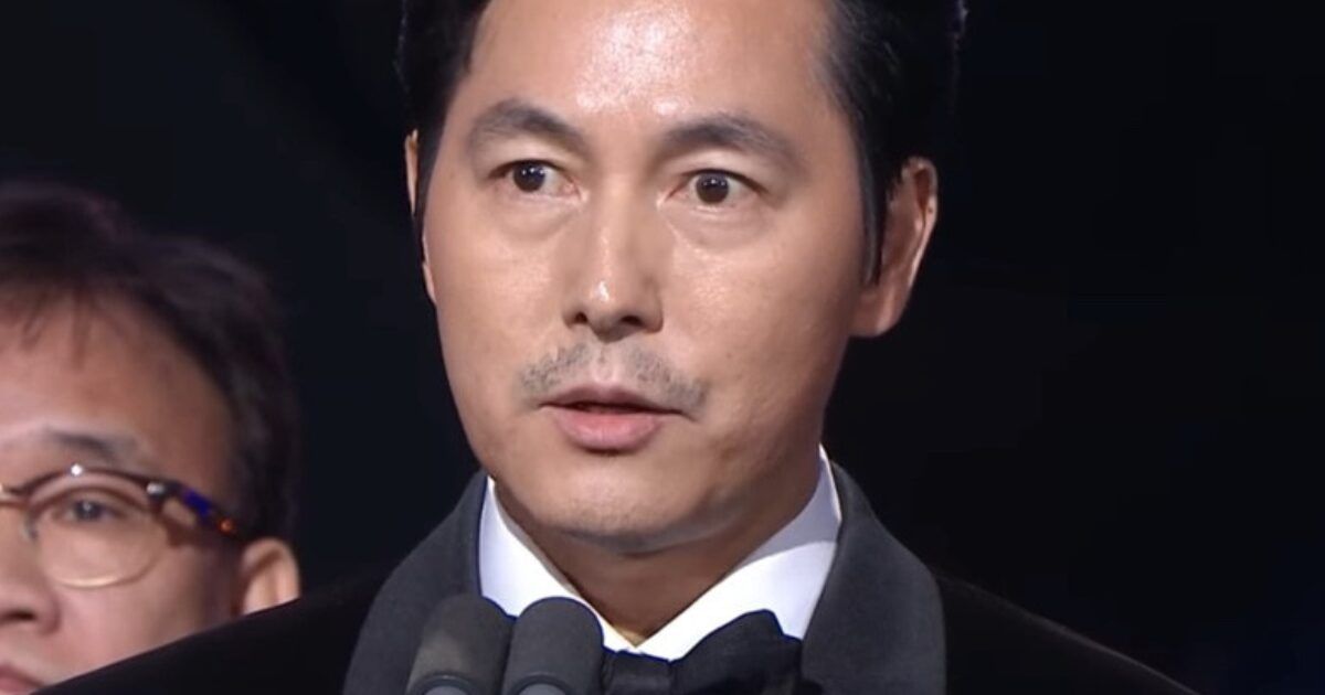 Actor Jung Woo Sung Issues A Public Apology From The "Blue Dragon Film Awards" Stage - Koreaboo