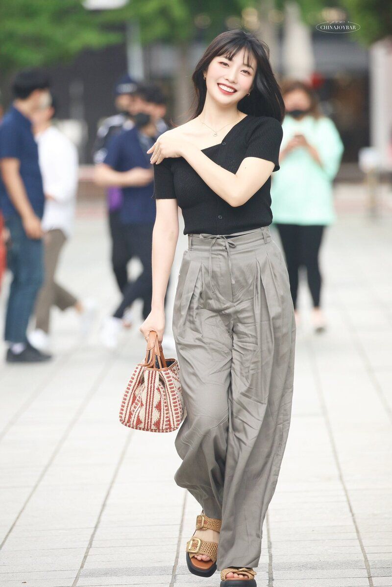 10 Times Red Velvet's Joy Turned Her Walk To Work Into Her Own Personal ...