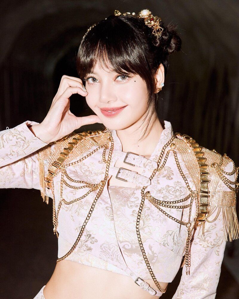 BLACKPINK's Lisa Snaps A Photo With Football Player Neymar Jr. — But ...