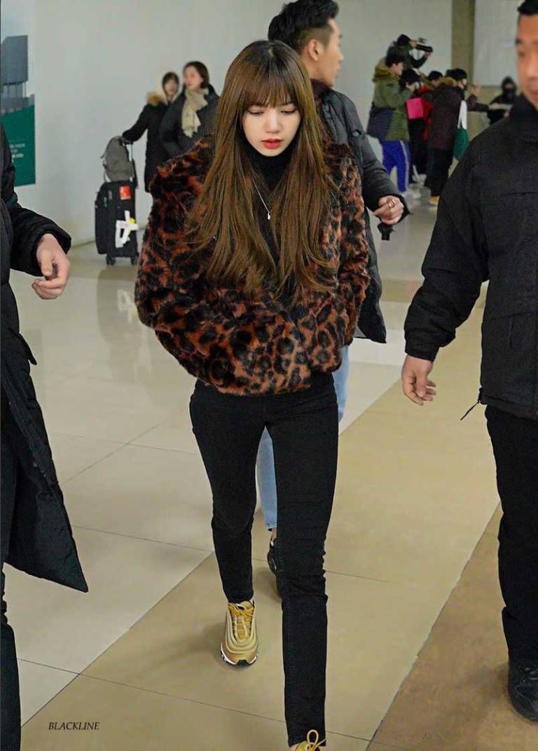 8 Of BLACKPINK Lisa's Most Stylish Winter Outfits That'll Make You ...