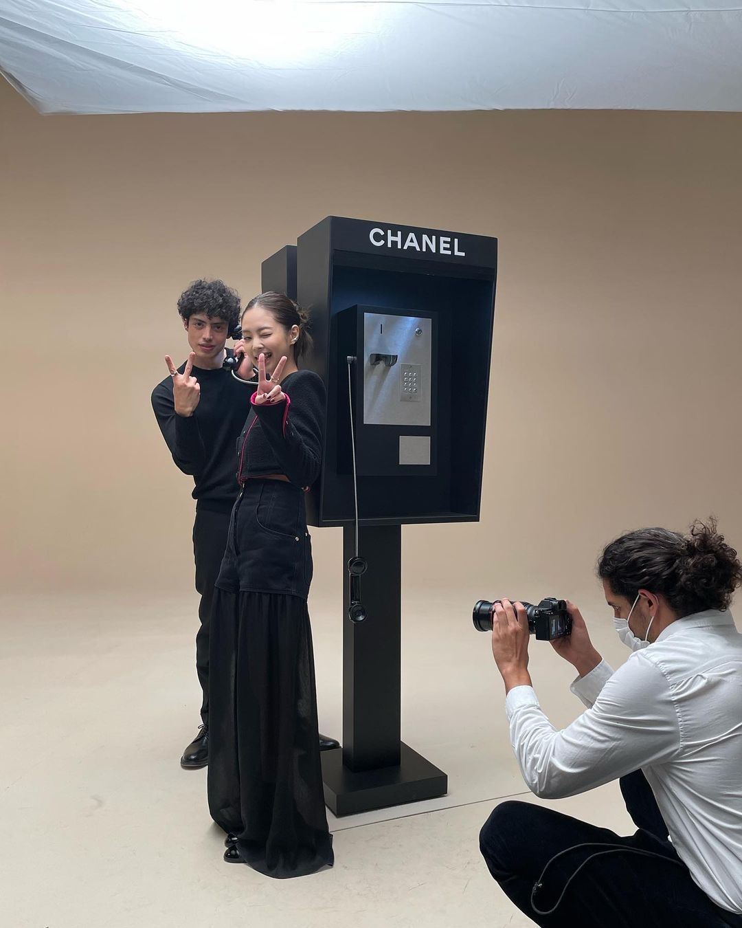 BLACKPINK's Jennie Flaunts Her Tiny Waistline And Flat Stomach In New ...