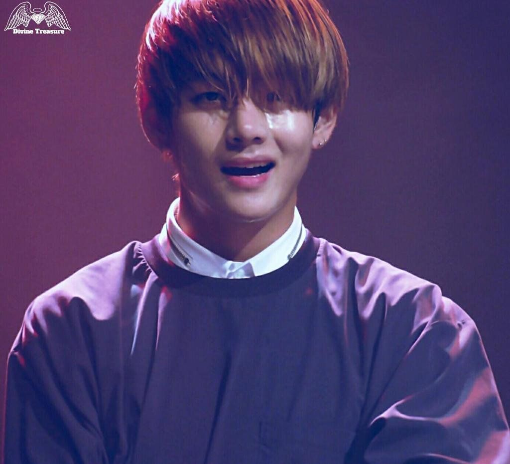 Just 20+ Pictures of BTS's V Smirking And Grinning His Way Into Your ...