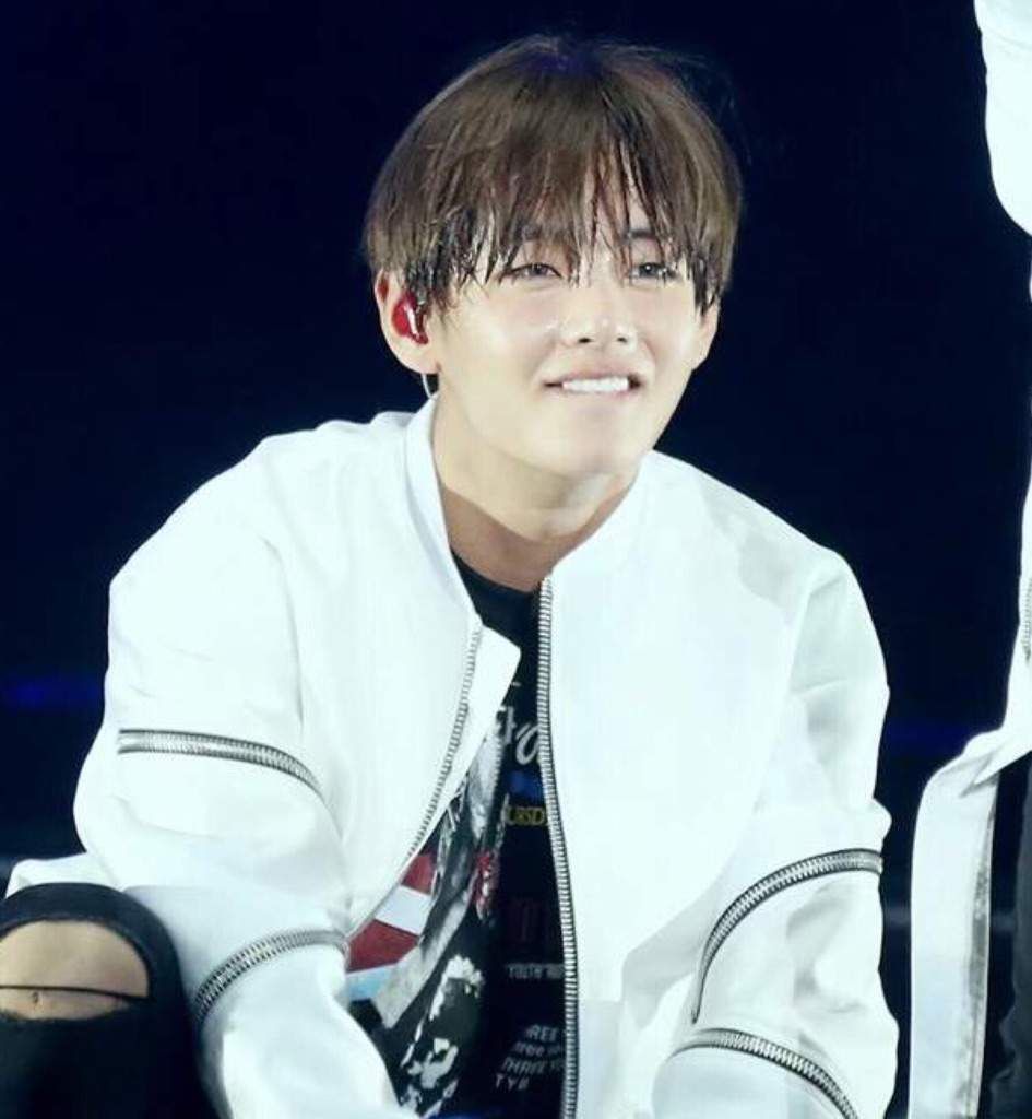Just 20+ Pictures of BTS's V Smirking And Grinning His Way Into Your ...