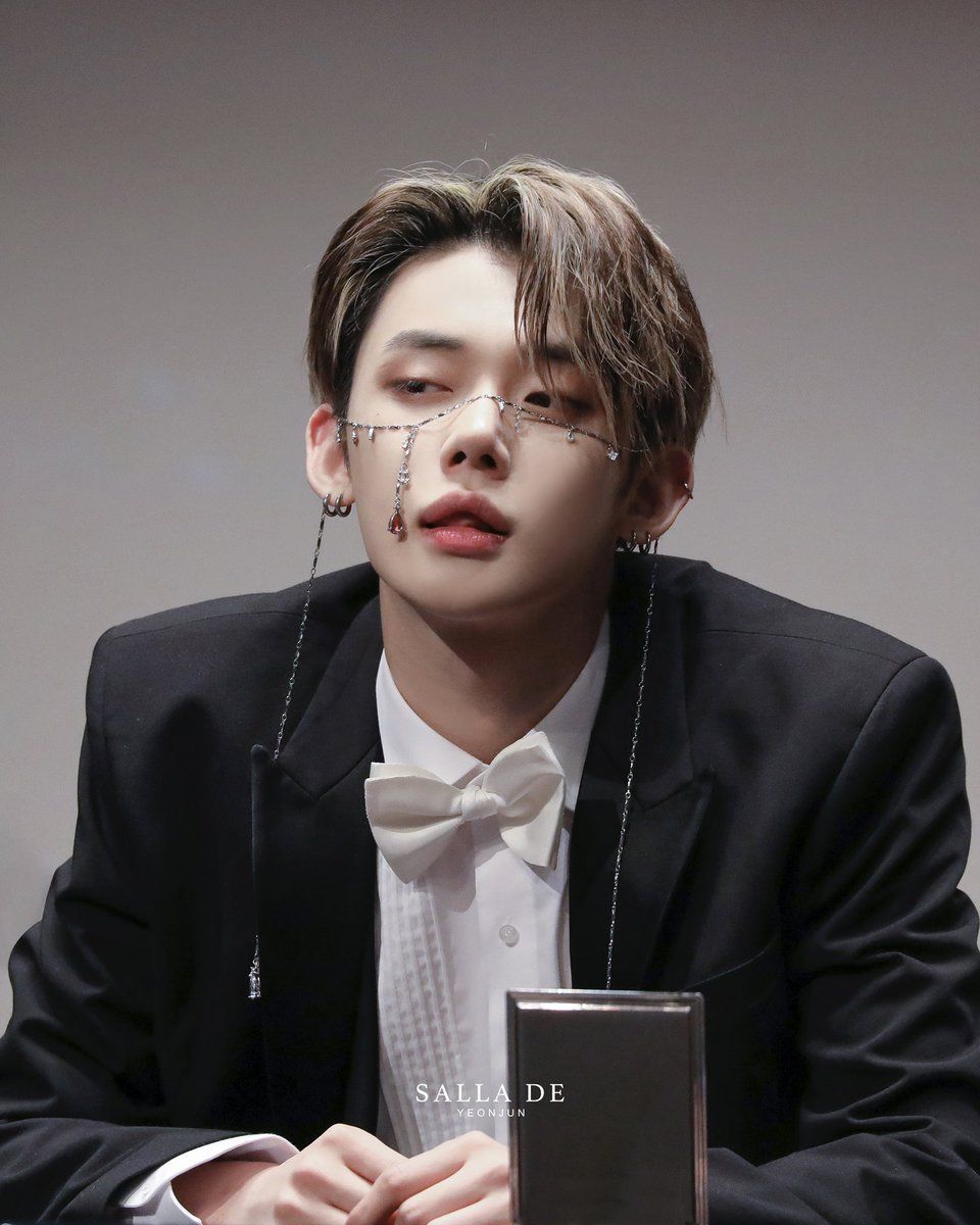 Here Are 20 Gorgeous K-Pop Idols Who Look Like Royalty In Face Chains ...