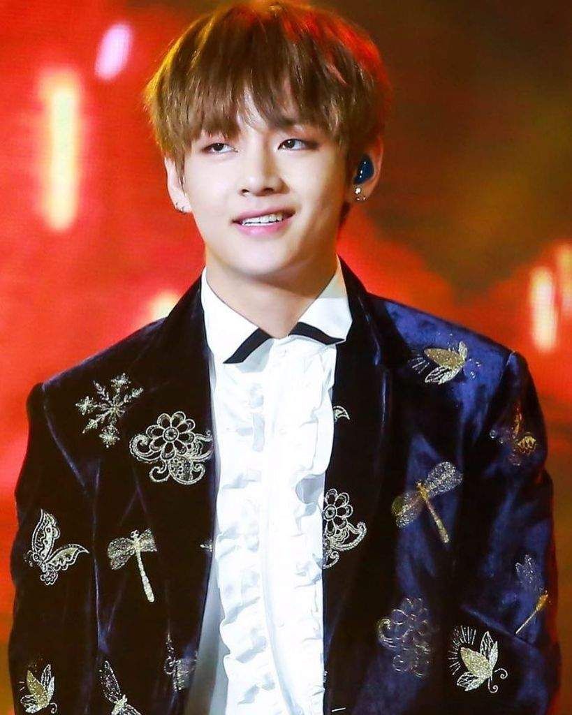 Just 20+ Pictures of BTS's V Smirking And Grinning His Way Into Your ...