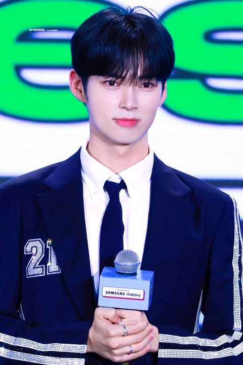 ZEROBASEONE's Sung Hanbin Once Again Has Netizens Swooning Over His ...