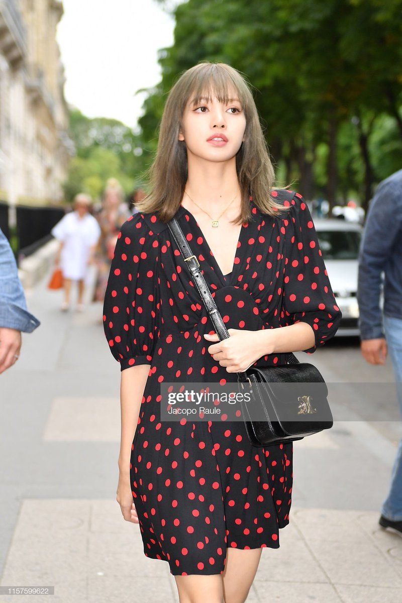 BLACKPINK's Lisa Is A Vision In Black Walking The Streets Of Paris ...