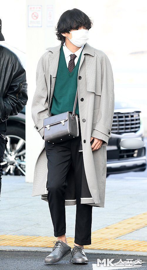 10 Times BTS's V Turned The Airport Into A Runway With His Chic Fashion ...