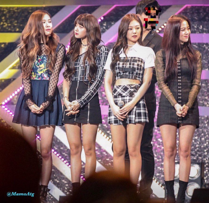 Here's Why BLACKPINK's Rosé Always Poses Like This In Group Photos ...